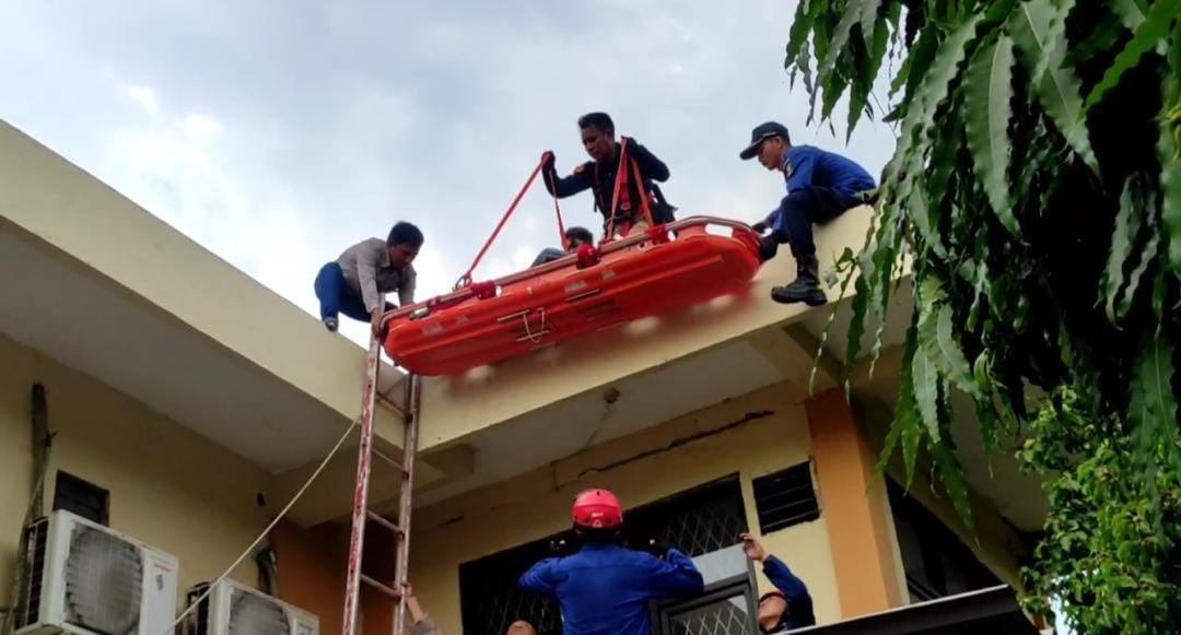 Sedang Perbaiki Genteng, Kuli Bangunan Tersengat Listrik – Harita.id
