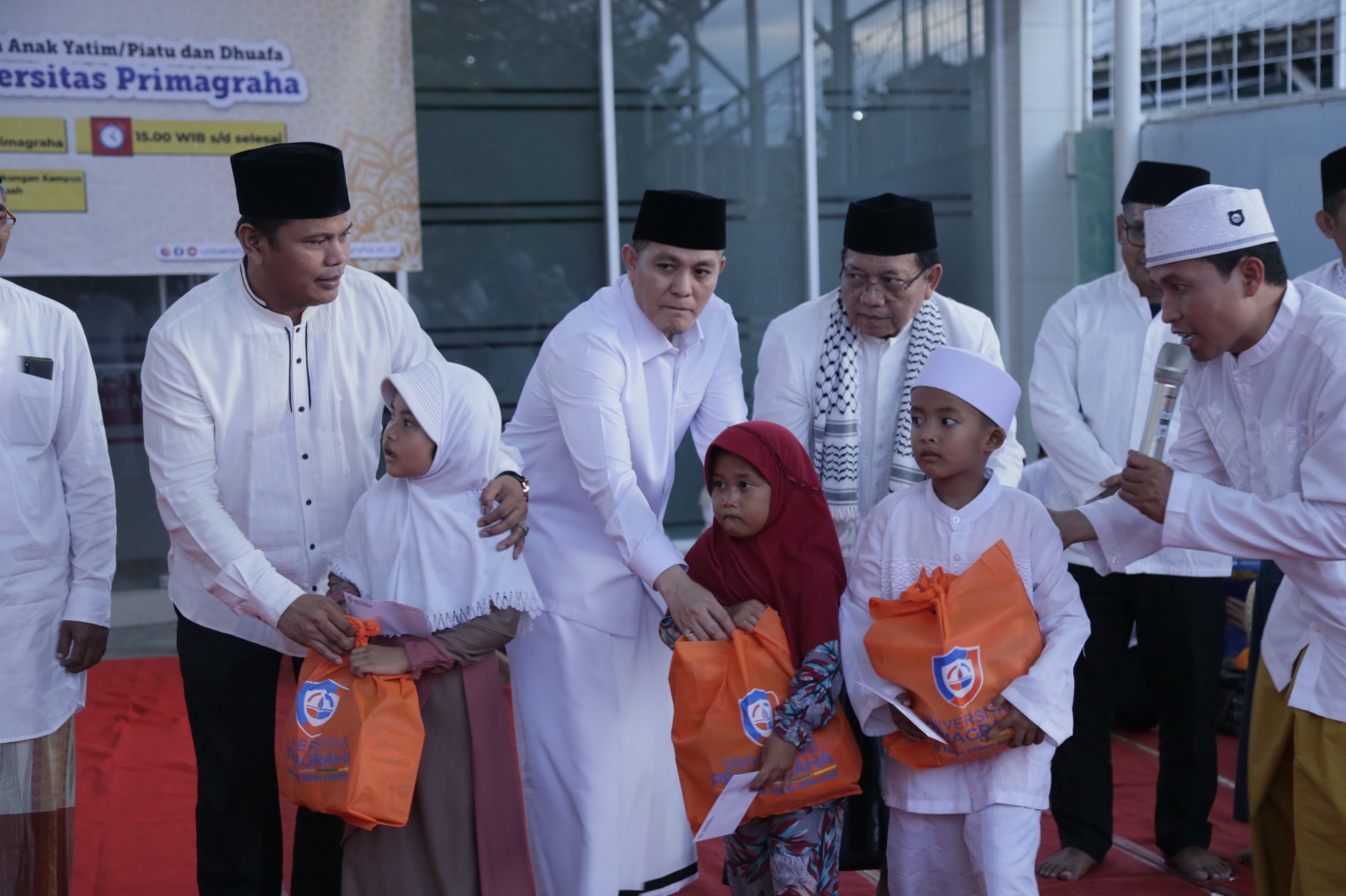 UPG Santuni Anak Yatim dan Bagikan Ratusan Paket Sembako – Harita.id