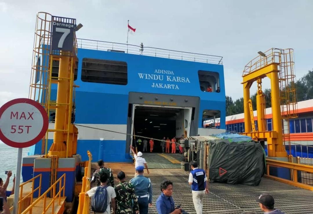 Truk Terguling Di Dermaga VII Pelabuhan Merak – Harita.id