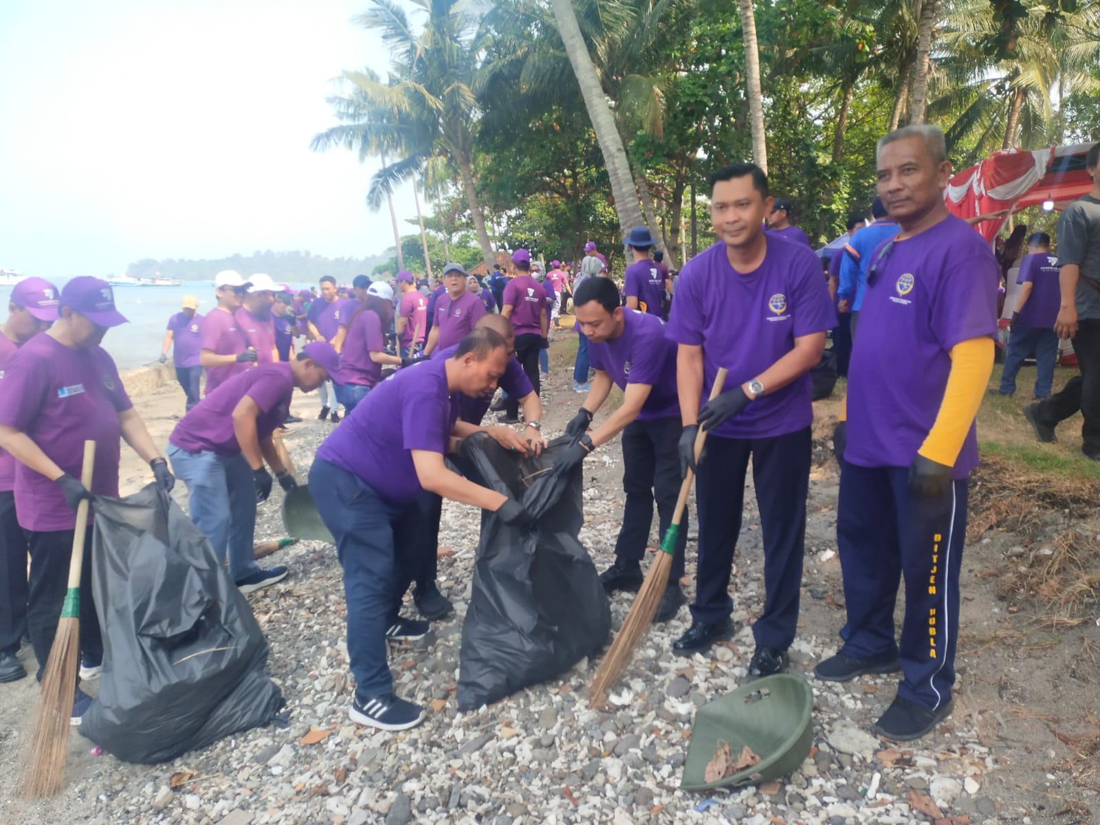 Harhubnas 2023, KSOP Kelas I Banten Gelar Bersih Bersih Pantai Merak ...